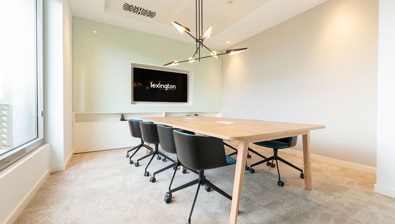 Cómo organizar una reunión con clientes en una sala de reuniones